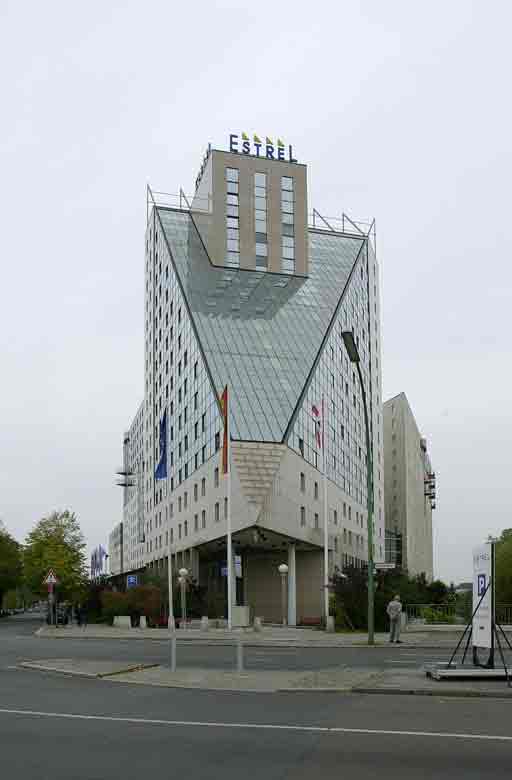 Performatism in Architecture. On Framing and the Spatial Realization of ...